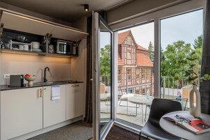 Medium Plus Apartment, 1 Queen Bed, Full Kitchen | Kitchenette privada | Uma máquina de café expresso, uma cafeteira/bule, um frigorífico