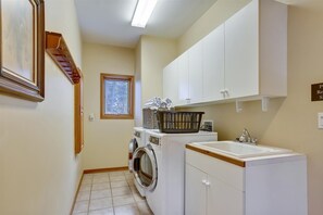 Casa, 4 quartos | Cozinha privada | Um frigorífico, um forno, uma cafeteira/bule, uma torradeira