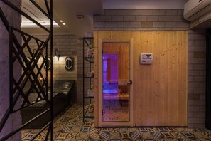 Sauna, banheira de hidromassagem, massagens 