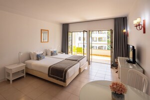 Estúdio Standard, 2 camas individuais | Secretária adequada para computadores portáteis 