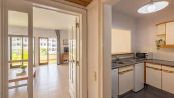 Apartamento Familiar, 2 quartos | Cozinha privada | Minifrigorífico, um micro-ondas, um forno, utensílios de cozinha
