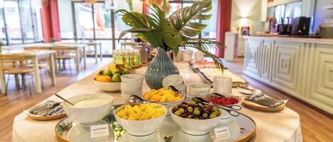 Pequeno-almoço tipo buffet diário (12 EUR por pessoa)