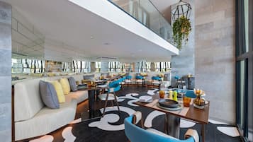 4 restaurantes, cozinha local e internacional