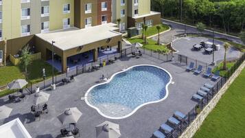 Piscina exterior sazonal