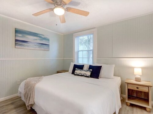 4 Minute Walk To North Beach! Classic Cottage! - Tybee Island