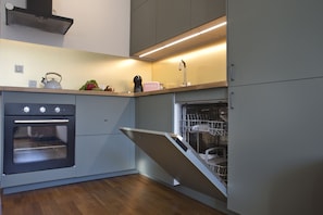 Apartamento Empresarial | Cozinha privada | Um frigorífico, um forno, uma placa de cozinha, uma chaleira elétrica 