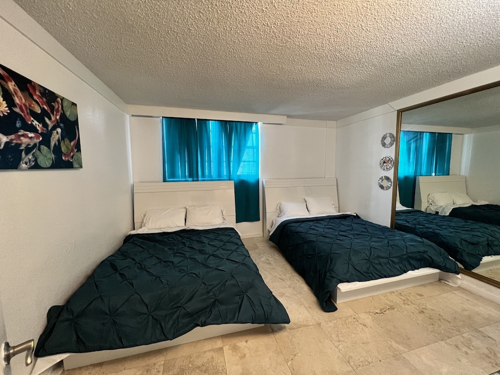 Beautiful Ocean View Apartment - Hallandale, FL