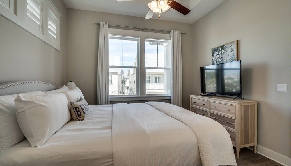 Charming 30a Getaway, Bikes, Steps To Pool, Near Beach ~ Pearl Lighthouse 30a - Alys Beach, FL