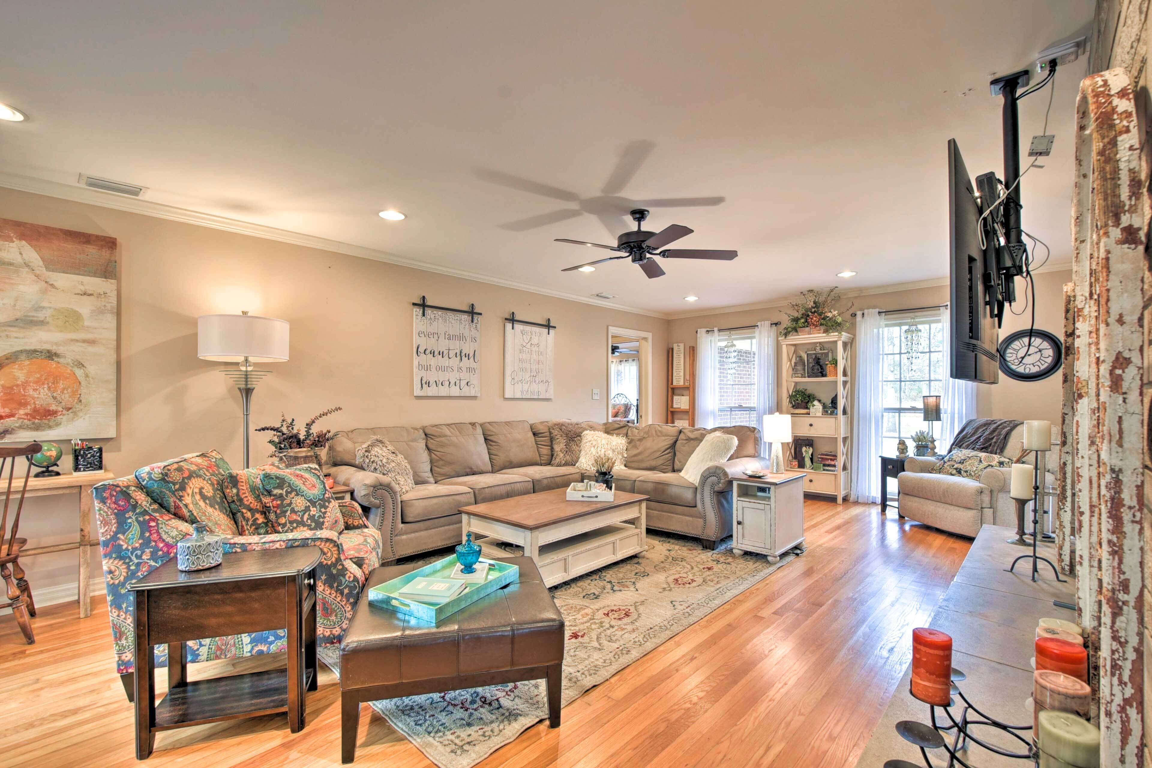 Charming Florence Getaway W/ Fireplace & Grill! - Muscle Shoals, AL