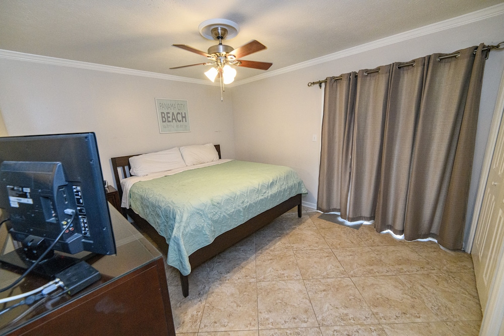 Marvelous 1br Condo With Pool And Beach Access. Sleeps 4. Park By Front Door. - Panama City