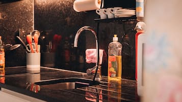 Apartamento | Cozinha privada | Geladeira, micro-ondas, cooktop, torradeira