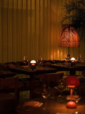 2 restaurantes, pequenos-almoços servidos, cozinha espanhola