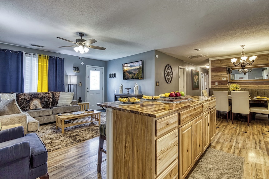 4 Bedroom One Story Pet Friendly Close To Pigeon Forge-outdoor Kitchen- Hot Tub - Tennessee