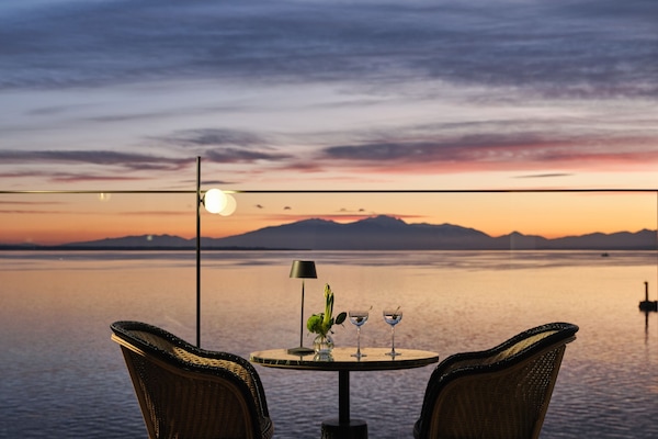 Este bar no lobby do hotel, com vista para o oceano, aberto diariamente