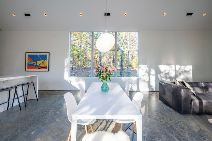 Private Modern Cabin Retreat W/ Ev Charger, Vaulted Ceilings & Nature Views - États-Unis