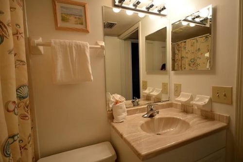 Spacious 2br/2ba Partial Ocean View Condo & Beach Access - St. Augustine Beach, FL