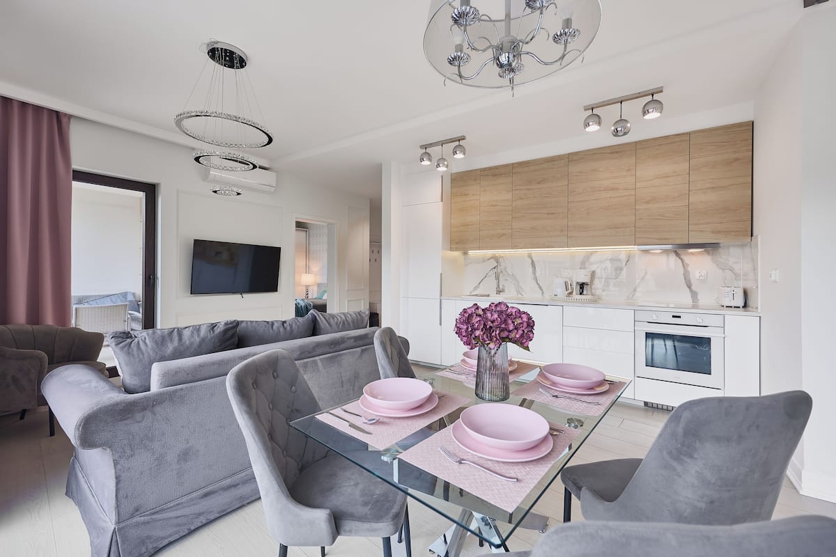 Apartamento Comfort | Sala de estar | Televisor de ecrã plano de 40 polegadas com canais digitais, televisor