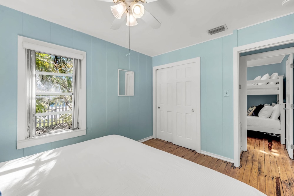 Dog Friendly Cottage - One Block To The Bay! - Anna Maria, FL