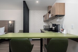 Quarto superior | Cozinha privada | Frigobar, micro-ondas