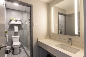 Superior Room 2 Queen Beds | Casa de banho | Um polibã, artigos de higiene pessoal grátis, um secador de cabelo 
