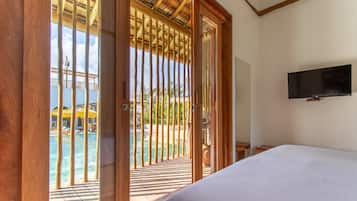 Suite Vista Piscina | Roupa de alta qualidade, minibar, cofre no quarto, secretária