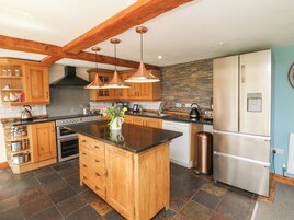 Geladeira, lava-louças, chaleira elétrica, torradeira