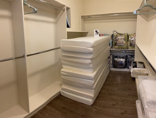 Newly Remodeled Huge Cozy Home! Close To Strip! - Las Vegas, NV