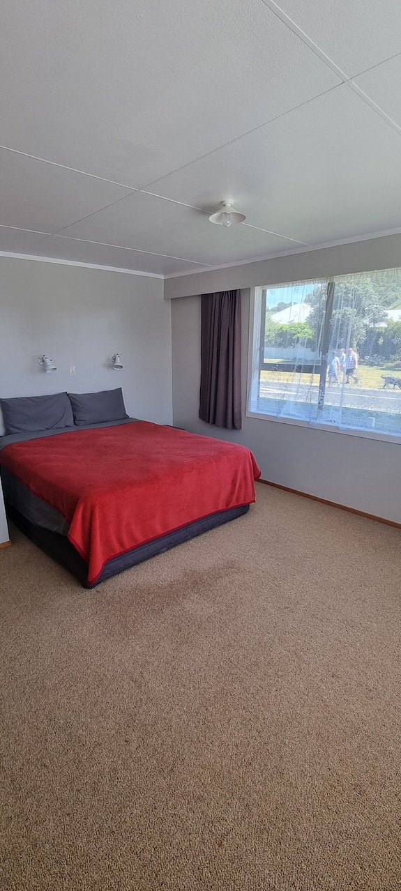 Mokau 'Number One'<br>bach Situated 5 Minutes Drive From Mokau<br>1 Briscoe St Awakino - Taranaki