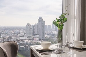 1 quarto, cofre com capacidade para portátil, secretária 