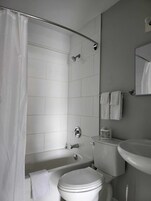 Quarto solteiro conforto, 2 quartos | Banheiro | Chuveiro/banheira combinados, toalhas de banho