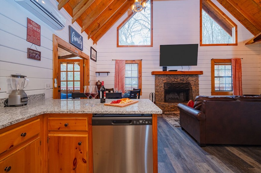 Toccoa River Cabin - 2 Bd & 2 Bath - Suches, GA