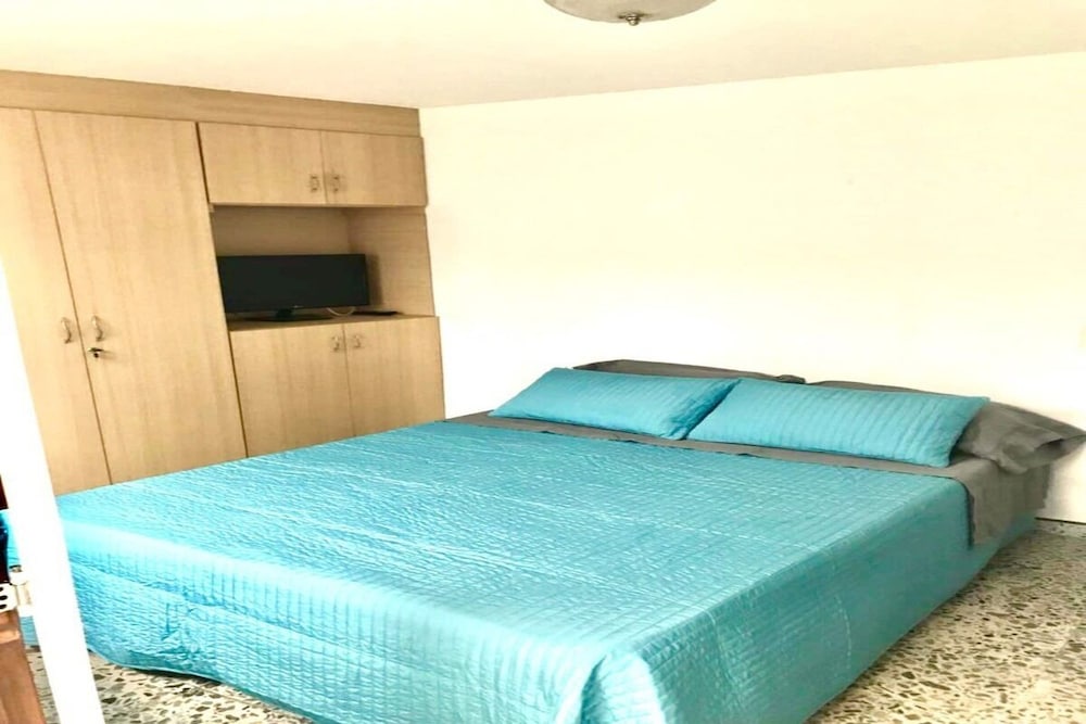 Beautiful Home / No Stairs / Short Walk To Public Transit - Itagüi