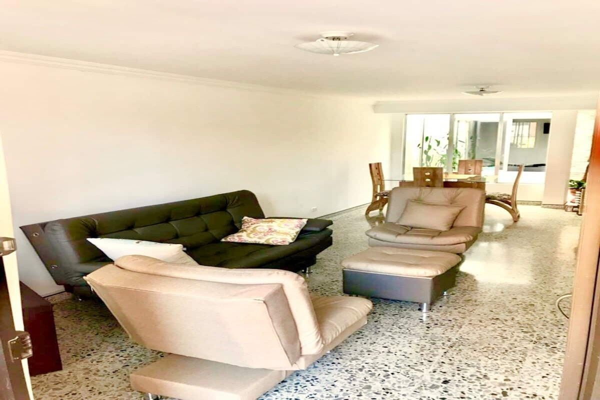 Beautiful Home / No Stairs / Short Walk To Public Transit - Sabaneta