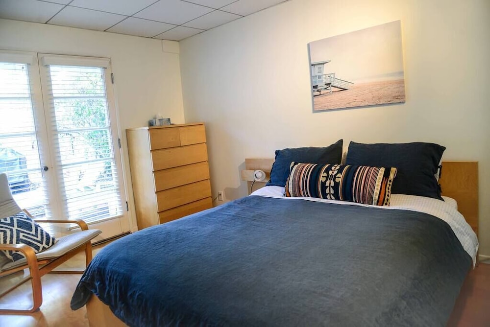 King Oasis, Steps To The Beach With Private Patio On Walk St, Amazing Location - Venice Beach