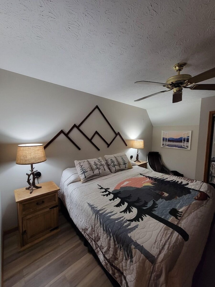 Close To Pigeon Forge- Walking Distance To Outdoor Pool-outdoor Kitchen And Tv Area And Much More - Sevierville, TN