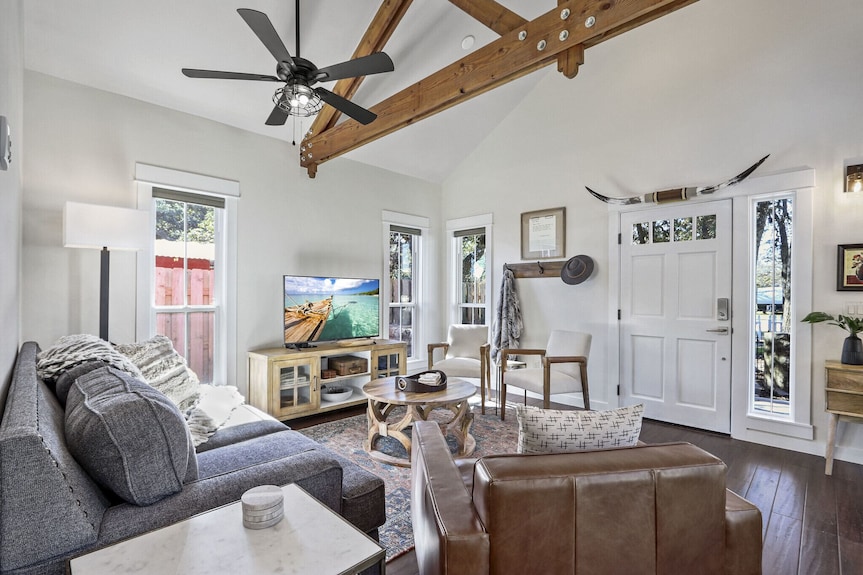 Haydon Cottage I Romantic, Dripping Springs - ドリッピング・スプリングス, TX