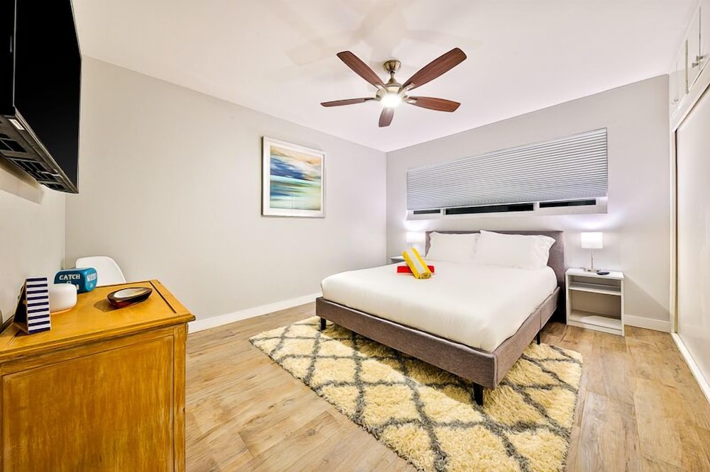 6 Bedroom Home With Rooftop Deck Between The Bay & The Beach - Newport Beach, CA