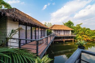 Bangalô luxo, 1 cama King, sacada, vista para o rio | Terraço/pátio