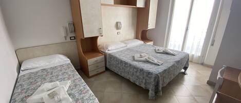 Quarto Triplo Standard, varanda | Roupa hipoalergénica, cofre no quarto, Wi-fi, roupa de cama fornecida