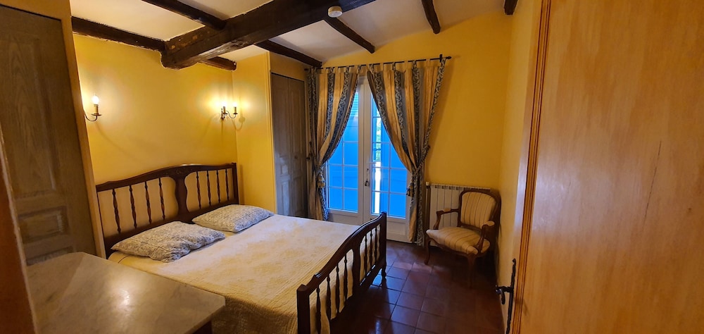 Villa Provençale De Caractère Au Calme, Avec Terrain Cloturé De 4000m2 - Le Luc