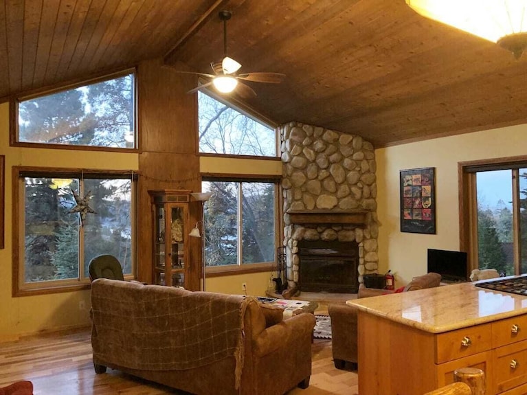 Peaceful Cozy Cabin Amongst The Trees With View Of Lake Arrowhead - Lake Arrowhead, CA