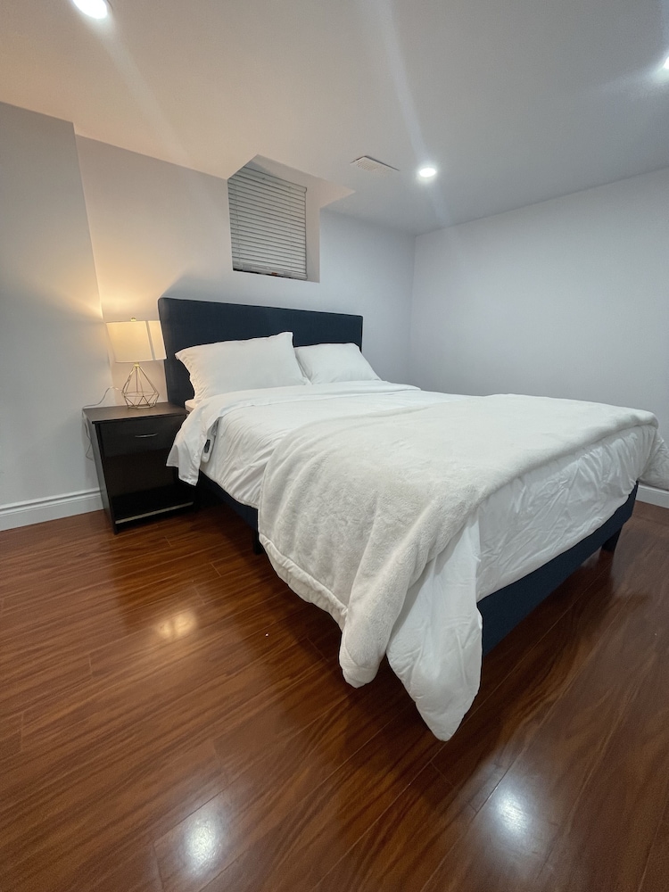 Entire Separate Guest Suite With Free One Parking - Ontario