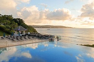 2 piscinas exteriores, da(s) 8:00 à(s) 20:00, espreguiçadeiras 