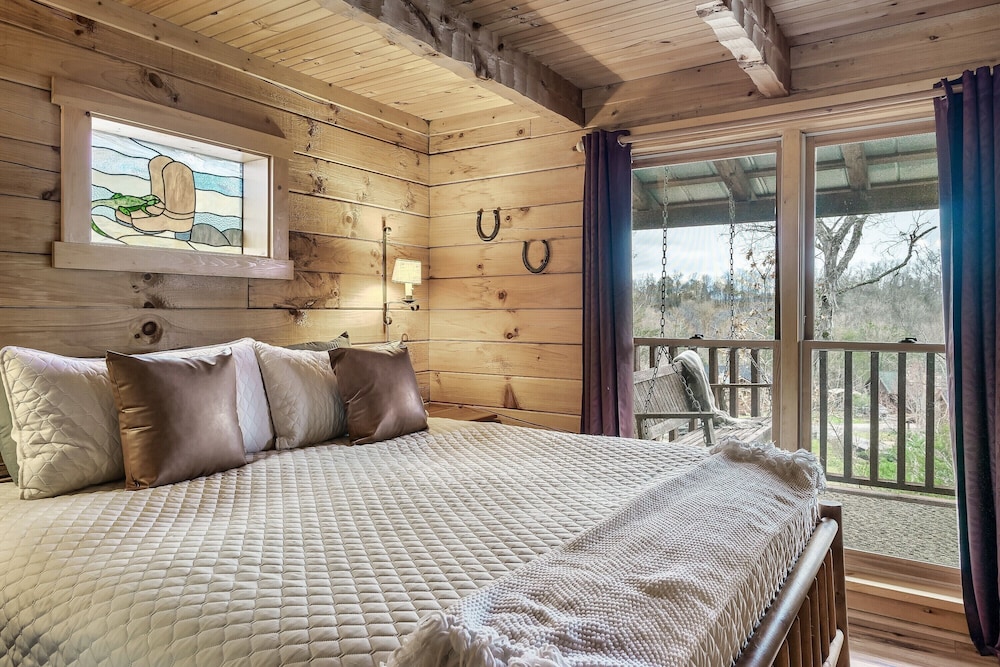 Sweetheart Cabin With Hot Tub ! - Sevierville, TN
