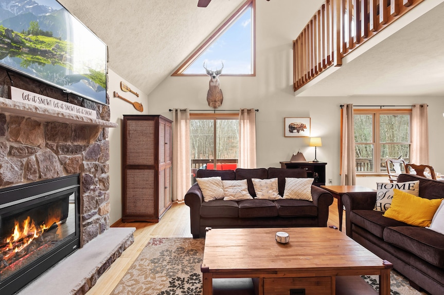 The One Chalet, Perfect Getaway W/ Hot Tub, Multicade, Pool Table - Pennsylvania