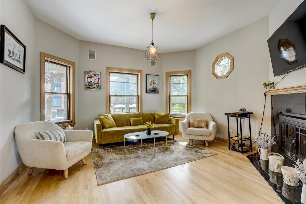 Massive Unit W/ Garage, Chefs Kitchen & Office! Walk To The Lake, Downer Ave! - Milwaukee