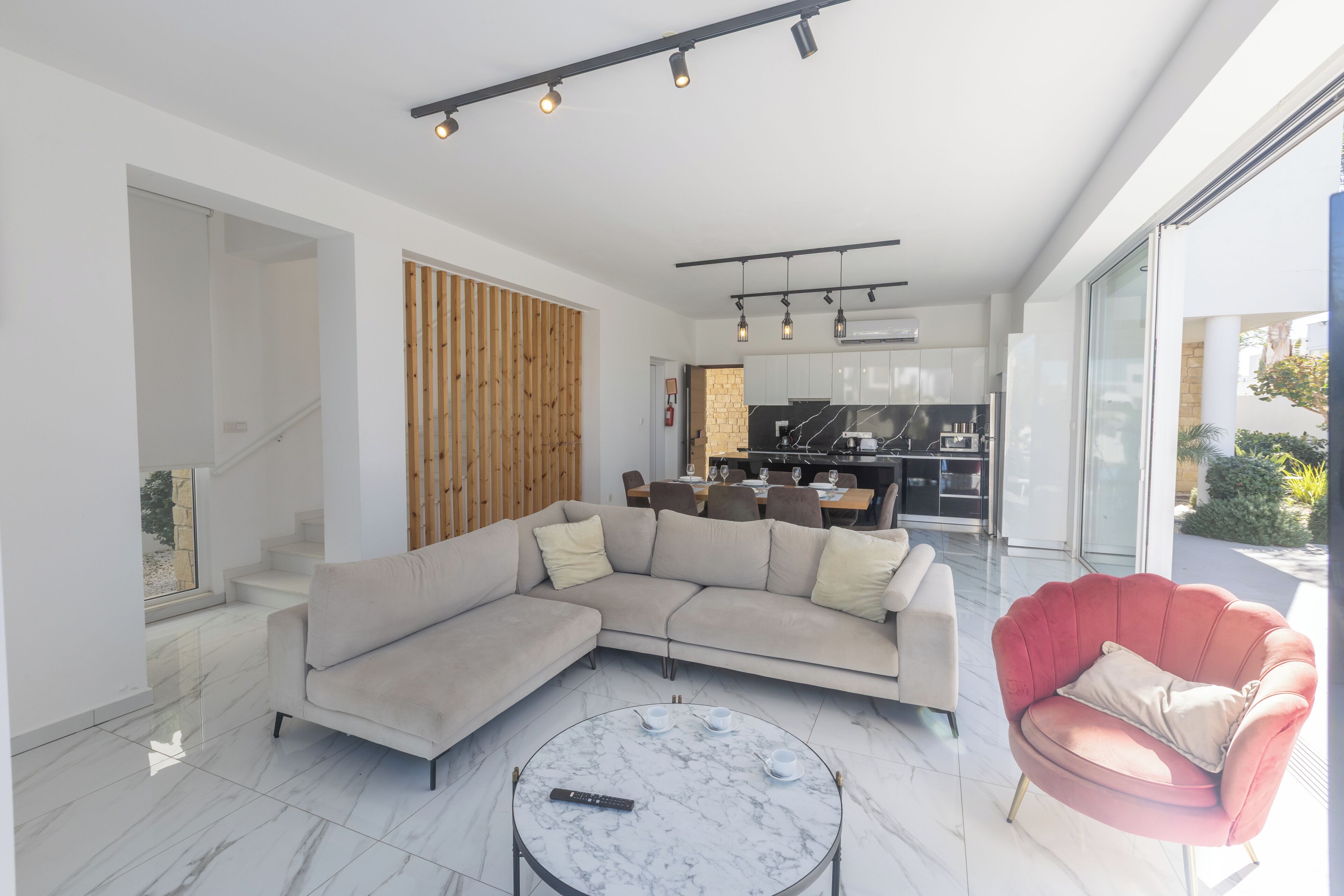 Vila, 4 quartos, piscina particular, vista para o jardim | Sala de estar