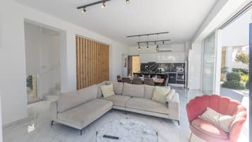 Vila, 4 quartos, piscina particular, vista para o jardim | Sala de estar