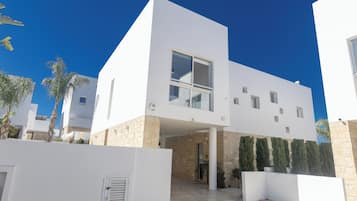 Vila, 4 quartos, piscina particular, vista para o jardim | Fachada