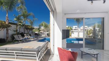 Vila, 4 quartos, piscina particular, vista para o jardim | Sacada
